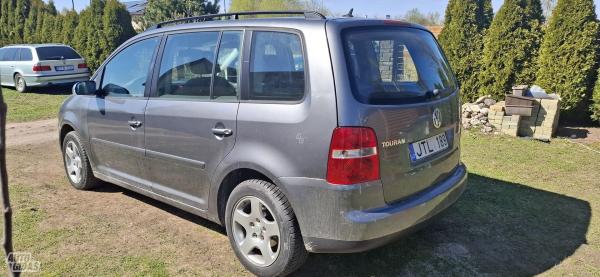 Pelēks Volkswagen Touran 2006 Kėdainiai, ar dzinēja tilpumu 1.90 L un nobraukumu 280 tūkst. km par 2000 €, foto 4 vietnē AUTOMOTO.COM.LV
