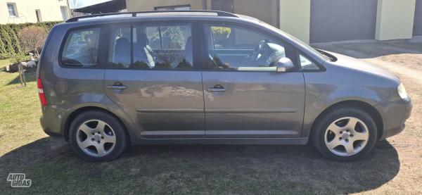 Pelēks Volkswagen Touran 2006 Kėdainiai, ar dzinēja tilpumu 1.90 L un nobraukumu 280 tūkst. km par 2000 €, foto 7 vietnē AUTOMOTO.COM.LV