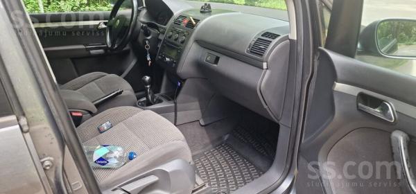 Grey Volkswagen Touran 2006 in Riga, with an engine capacity of 2.00 L and mileage of 218 thousand km for 2800 €, photo 3 on AUTOMOTO.COM.LV