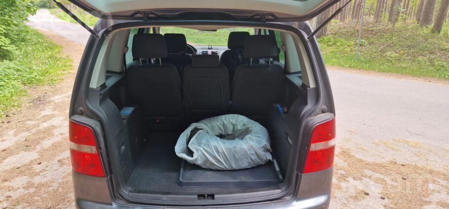 Grey Volkswagen Touran 2006 in Riga, with an engine capacity of 2.00 L and mileage of 218 thousand km for 2800 €, photo 6 on AUTOMOTO.COM.LV