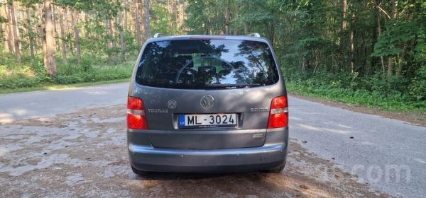 Grey Volkswagen Touran 2006 in Riga, with an engine capacity of 2.00 L and mileage of 218 thousand km for 2800 €, photo 4 on AUTOMOTO.COM.LV