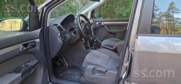 Grey Volkswagen Touran 2006 in Riga, with an engine capacity of 2.00 L and mileage of 218 thousand km for 2800 €, photo 8 on AUTOMOTO.COM.LV