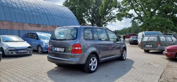 Grey Volkswagen Touran 2006 in Valmiera, with an engine capacity of 1.60 L and mileage of 3127 thousand km for 2500 €, photo 3 on AUTOMOTO.COM.LV