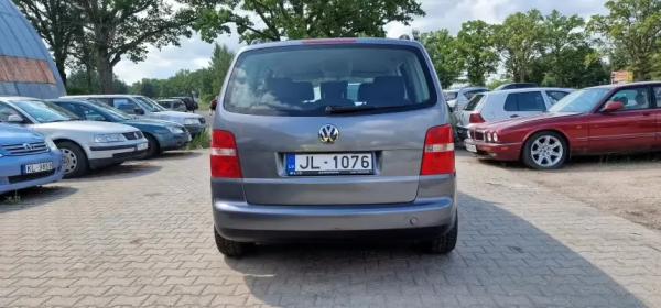 Grey Volkswagen Touran 2006 in Valmiera, with an engine capacity of 1.60 L and mileage of 3127 thousand km for 2500 €, photo 4 on AUTOMOTO.COM.LV