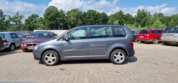 Grey Volkswagen Touran 2006 in Valmiera, with an engine capacity of 1.60 L and mileage of 3127 thousand km for 2500 €, photo 6 on AUTOMOTO.COM.LV