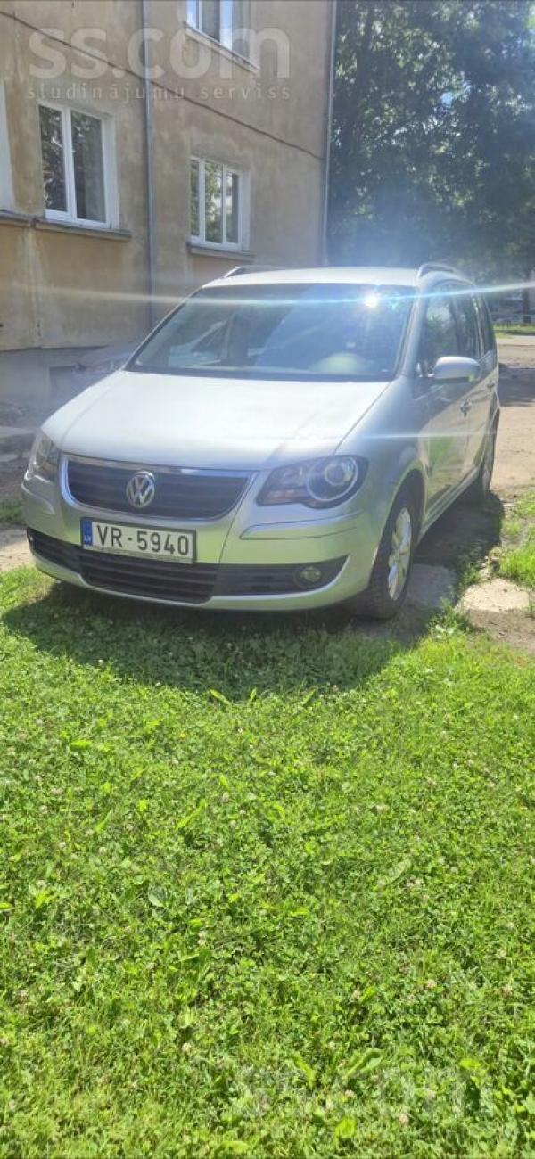 Pelēks Volkswagen Touran 2006 Jelgava, ar dzinēja tilpumu 1.90 L un nobraukumu 393 tūkst. km par 1300 €, foto 2 vietnē AUTOMOTO.COM.LV