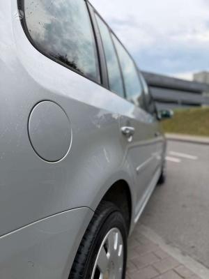 Pelēks Volkswagen Touran 2006 Viļņa, ar dzinēja tilpumu 1.90 L un nobraukumu 233 tūkst. km par 3000 €, foto 6 vietnē AUTOMOTO.COM.LV