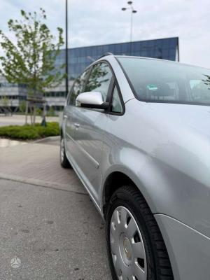 Pelēks Volkswagen Touran 2006 Viļņa, ar dzinēja tilpumu 1.90 L un nobraukumu 233 tūkst. km par 3000 €, foto 10 vietnē AUTOMOTO.COM.LV