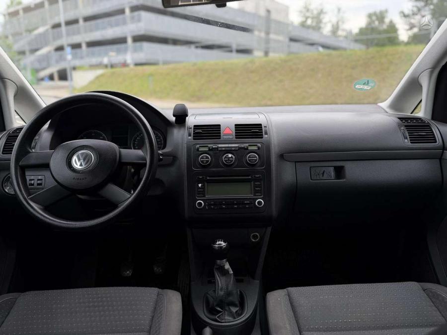 Pelēks Volkswagen Touran 2006 Viļņa, ar dzinēja tilpumu 1.90 L un nobraukumu 233 tūkst. km par 3000 €, foto 16 vietnē AUTOMOTO.COM.LV