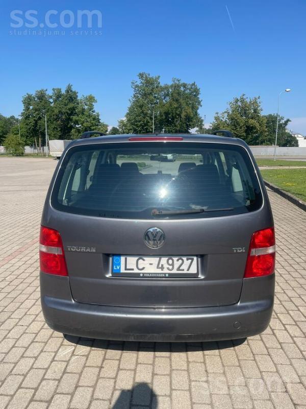 Grey Volkswagen Touran 2006 in Dobele, with an engine capacity of 1.90 L and mileage of 352 thousand km for 1500 €, photo 8 on AUTOMOTO.COM.LV