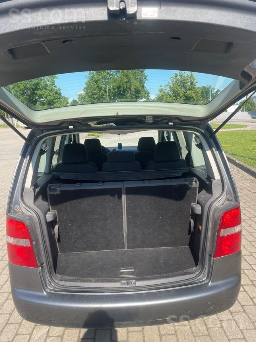 Pelēks Volkswagen Touran 2006 Dobele, ar dzinēja tilpumu 1.90 L un nobraukumu 352 tūkst. km par 1500 €, foto 10 vietnē AUTOMOTO.COM.LV
