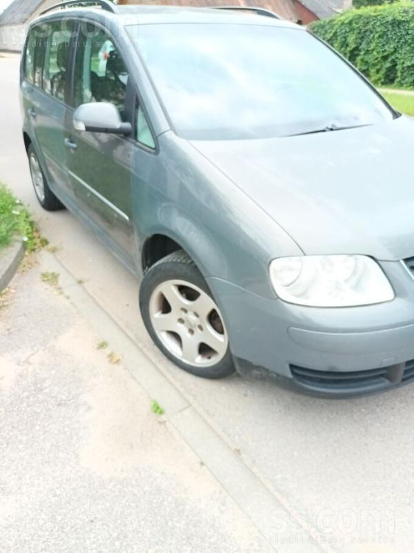 Pelēks Volkswagen Touran 2006 Daugavpils, ar dzinēja tilpumu 1.90 L un nobraukumu 205 tūkst. km par 1600 €, foto 1 vietnē AUTOMOTO.COM.LV