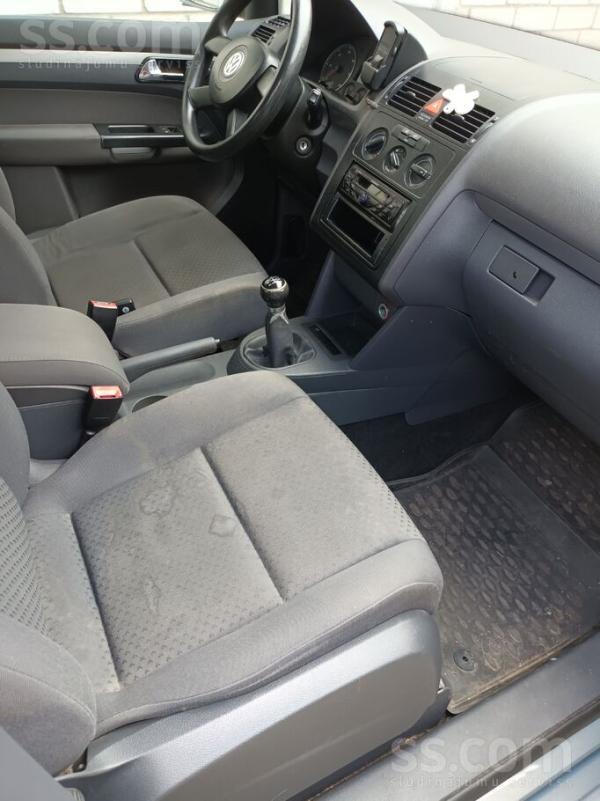 Pelēks Volkswagen Touran 2006 Daugavpils, ar dzinēja tilpumu 1.90 L un nobraukumu 205 tūkst. km par 1600 €, foto 3 vietnē AUTOMOTO.COM.LV