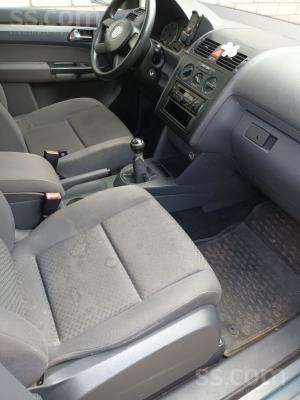 Pelēks Volkswagen Touran 2006 Daugavpils, ar dzinēja tilpumu 1.90 L un nobraukumu 205 tūkst. km par 1600 €, foto 4 vietnē AUTOMOTO.COM.LV