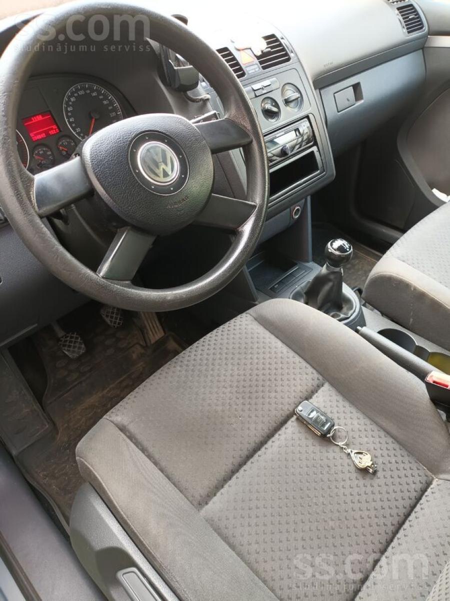 Pelēks Volkswagen Touran 2006 Daugavpils, ar dzinēja tilpumu 1.90 L un nobraukumu 205 tūkst. km par 1600 €, foto 5 vietnē AUTOMOTO.COM.LV