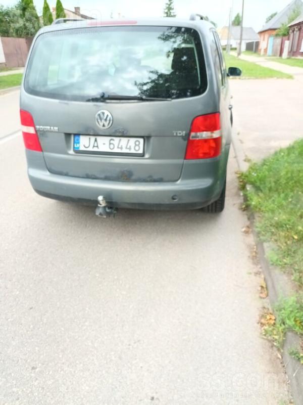 Pelēks Volkswagen Touran 2006 Daugavpils, ar dzinēja tilpumu 1.90 L un nobraukumu 205 tūkst. km par 1600 €, foto 7 vietnē AUTOMOTO.COM.LV