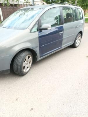 Pelēks Volkswagen Touran 2006 Daugavpils, ar dzinēja tilpumu 1.90 L un nobraukumu 205 tūkst. km par 1600 €, foto 9 vietnē AUTOMOTO.COM.LV