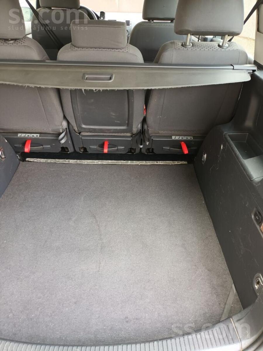 Pelēks Volkswagen Touran 2006 Daugavpils, ar dzinēja tilpumu 1.90 L un nobraukumu 205 tūkst. km par 1600 €, foto 11 vietnē AUTOMOTO.COM.LV