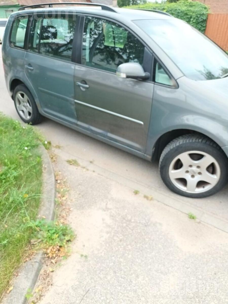 Pelēks Volkswagen Touran 2006 Daugavpils, ar dzinēja tilpumu 1.90 L un nobraukumu 205 tūkst. km par 1600 €, foto 12 vietnē AUTOMOTO.COM.LV