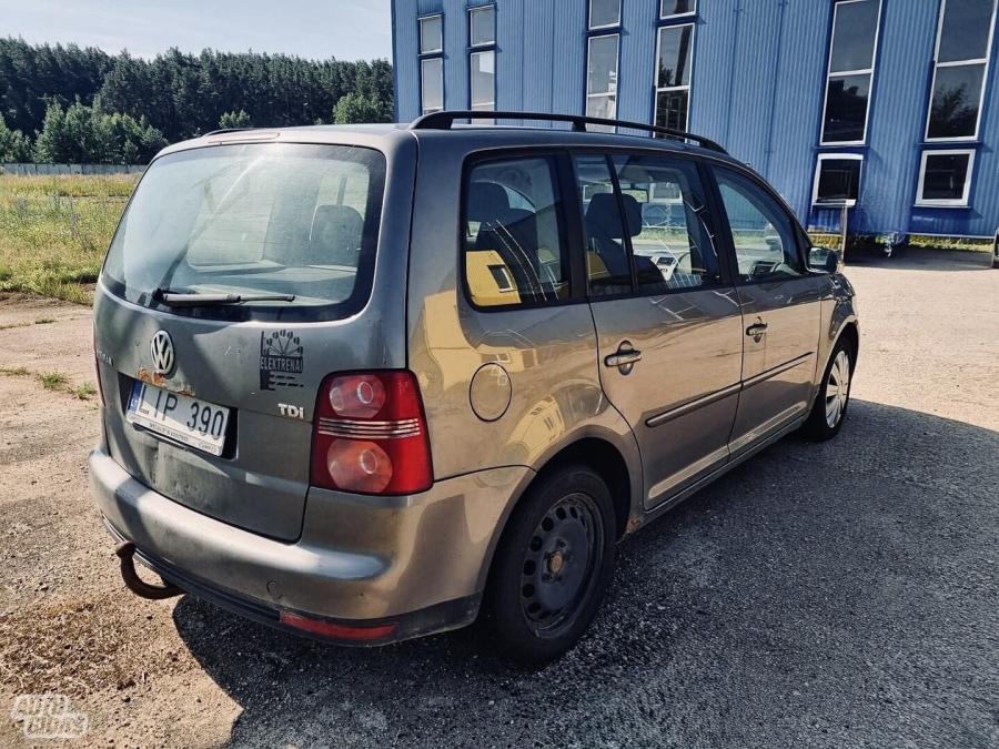 Pelēks Volkswagen Touran 2006 Jonava, ar dzinēja tilpumu 1.90 L un nobraukumu 387 tūkst. km par 850 €, foto 6 vietnē AUTOMOTO.COM.LV