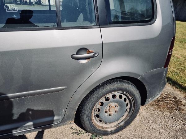 Grey Volkswagen Touran 2006 in Jonava, with an engine capacity of 1.90 L and mileage of 387 thousand km for 850 €, photo 10 on AUTOMOTO.COM.LV