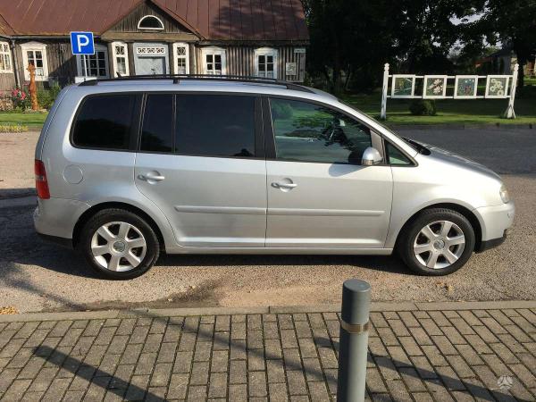 Grey Volkswagen Touran 2006 in Raseiniai, with an engine capacity of 1.97 L and mileage of 190 thousand km for 2650 €, photo 6 on AUTOMOTO.COM.LV