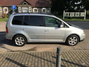 Grey Volkswagen Touran 2006 in Raseiniai, with an engine capacity of 1.97 L and mileage of 190 thousand km for 2650 €, photo 7 on AUTOMOTO.COM.LV