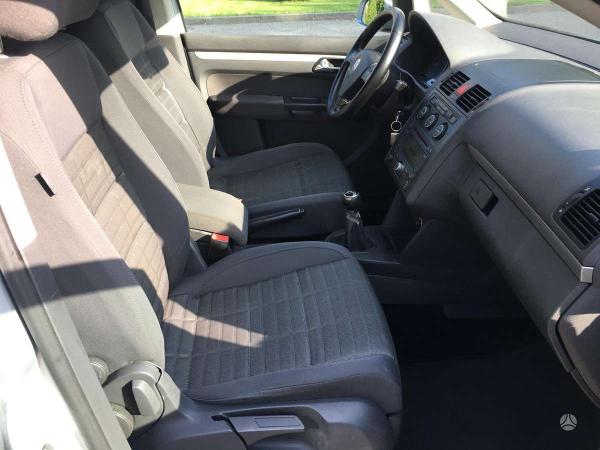 Grey Volkswagen Touran 2006 in Raseiniai, with an engine capacity of 1.97 L and mileage of 190 thousand km for 2650 €, photo 9 on AUTOMOTO.COM.LV