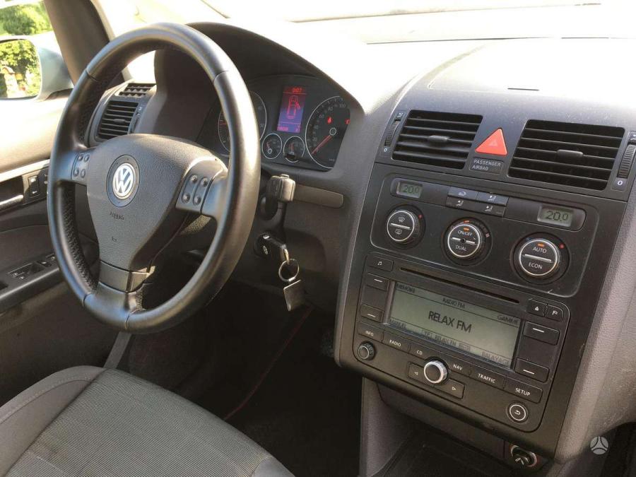 Grey Volkswagen Touran 2006 in Raseiniai, with an engine capacity of 1.97 L and mileage of 190 thousand km for 2650 €, photo 11 on AUTOMOTO.COM.LV