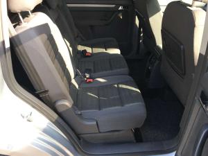 Grey Volkswagen Touran 2006 in Raseiniai, with an engine capacity of 1.97 L and mileage of 190 thousand km for 2650 €, photo 12 on AUTOMOTO.COM.LV