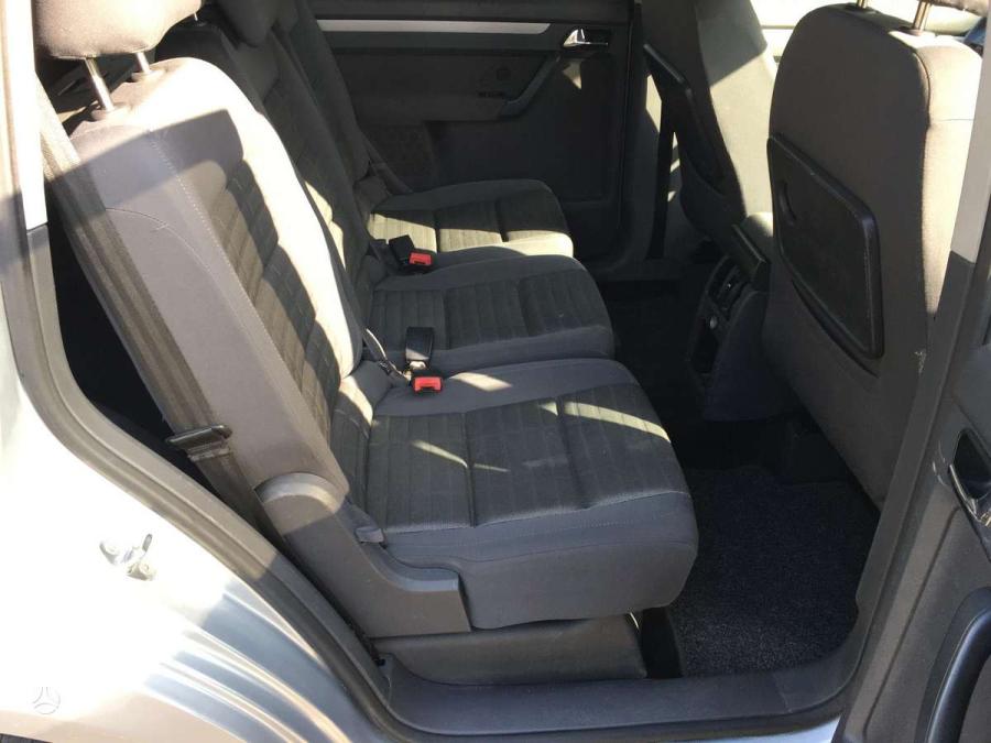 Grey Volkswagen Touran 2006 in Raseiniai, with an engine capacity of 1.97 L and mileage of 190 thousand km for 2650 €, photo 12 on AUTOMOTO.COM.LV