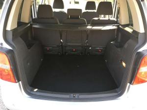 Grey Volkswagen Touran 2006 in Raseiniai, with an engine capacity of 1.97 L and mileage of 190 thousand km for 2650 €, photo 17 on AUTOMOTO.COM.LV