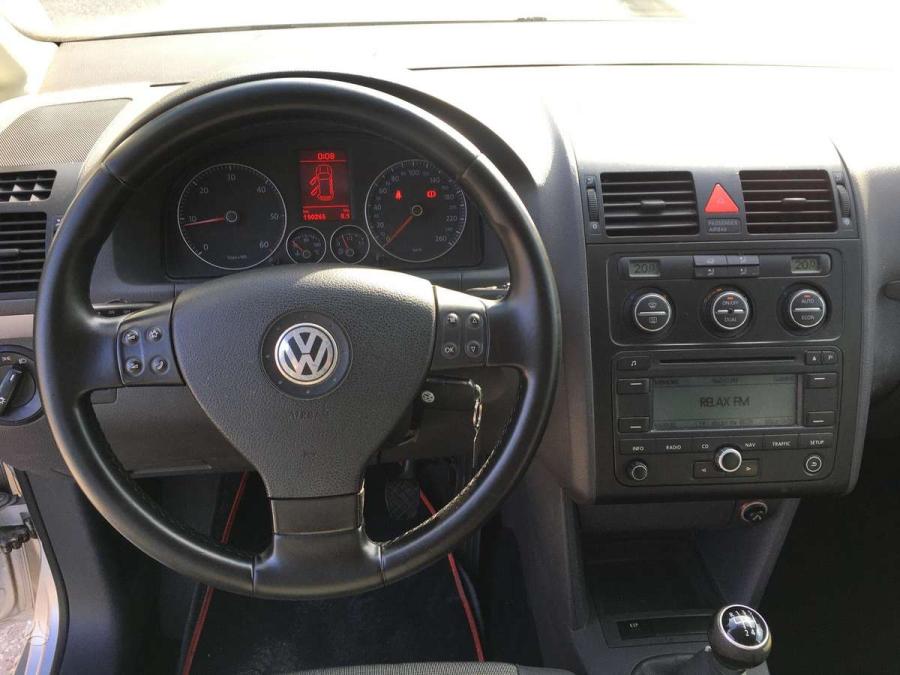 Grey Volkswagen Touran 2006 in Raseiniai, with an engine capacity of 1.97 L and mileage of 190 thousand km for 2650 €, photo 18 on AUTOMOTO.COM.LV