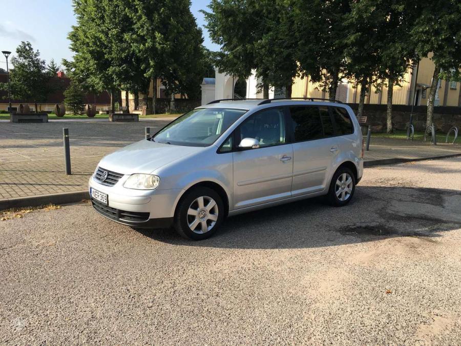 Grey Volkswagen Touran 2006 in Raseiniai, with an engine capacity of 1.97 L and mileage of 190 thousand km for 2650 €, photo 21 on AUTOMOTO.COM.LV