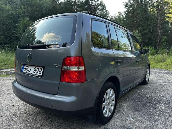 Grey Volkswagen Touran 2006 in Vilnius, with an engine capacity of 1.90 L and mileage of 370 thousand km for 1500 €, photo 3 on AUTOMOTO.COM.LV