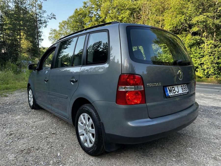 Grey Volkswagen Touran 2006 in Vilnius, with an engine capacity of 1.90 L and mileage of 370 thousand km for 1500 €, photo 5 on AUTOMOTO.COM.LV