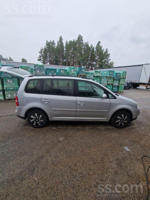 Grey Volkswagen Touran 2006 in Riga, with an engine capacity of 2.00 L and mileage of 266 thousand km for 2250 €, photo 4 on AUTOMOTO.COM.LV