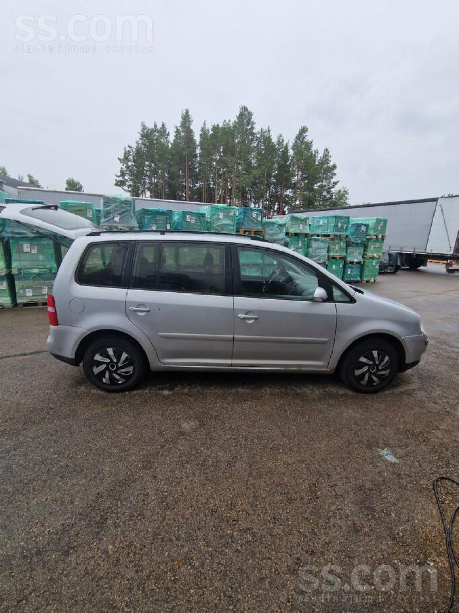Grey Volkswagen Touran 2006 in Riga, with an engine capacity of 2.00 L and mileage of 266 thousand km for 2250 €, photo 5 on AUTOMOTO.COM.LV