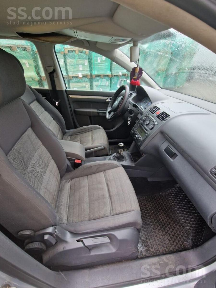Grey Volkswagen Touran 2006 in Riga, with an engine capacity of 2.00 L and mileage of 266 thousand km for 2250 €, photo 9 on AUTOMOTO.COM.LV