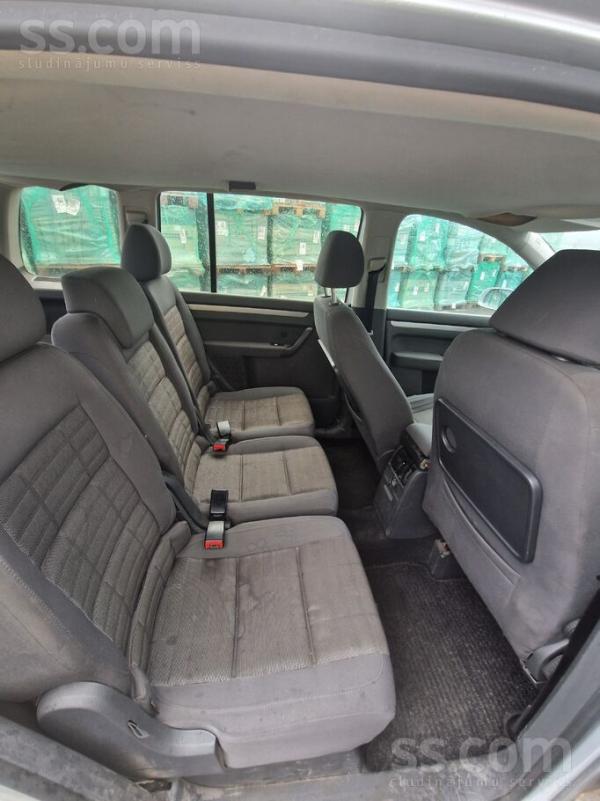 Grey Volkswagen Touran 2006 in Riga, with an engine capacity of 2.00 L and mileage of 266 thousand km for 2250 €, photo 9 on AUTOMOTO.COM.LV
