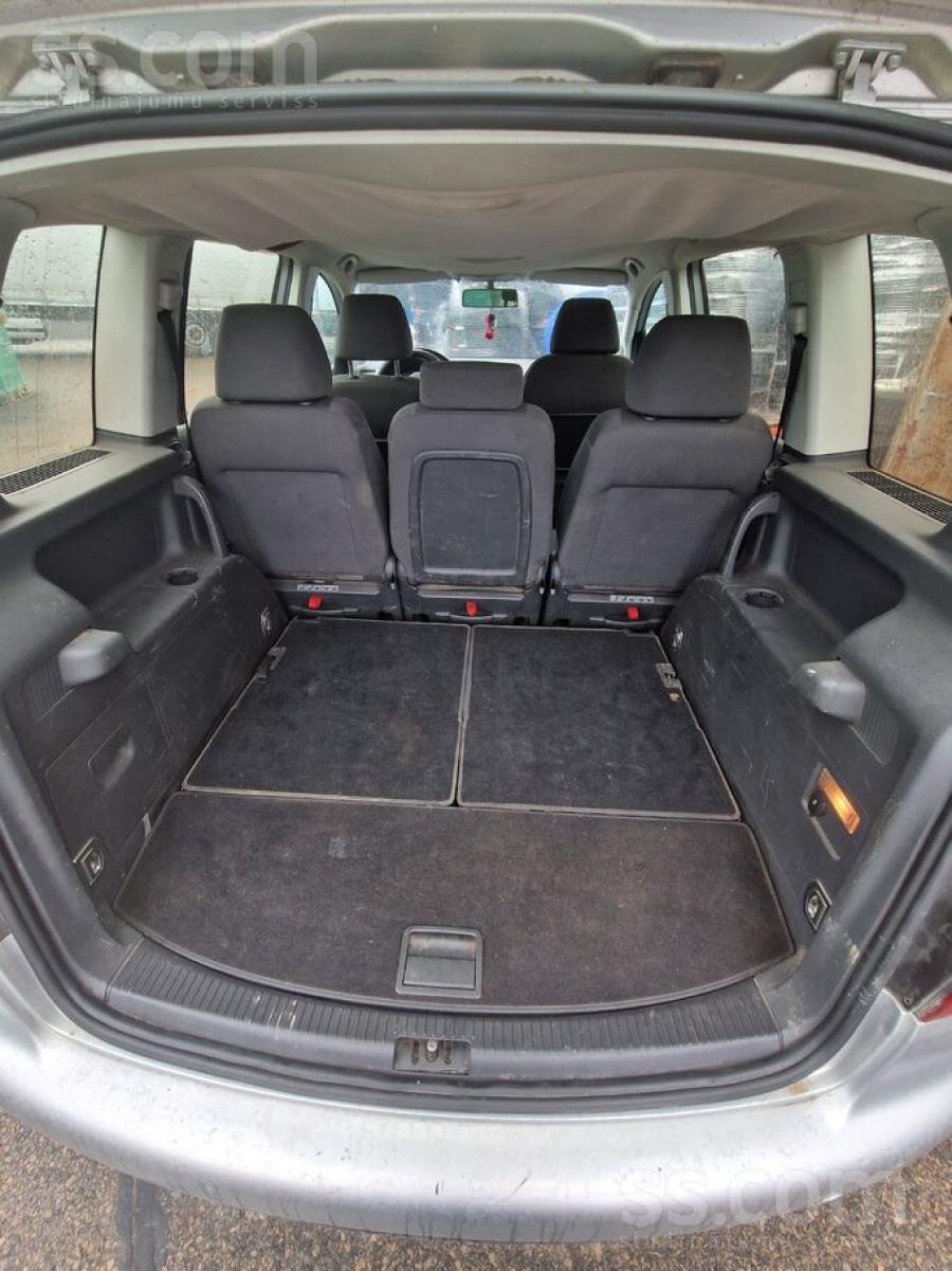 Grey Volkswagen Touran 2006 in Riga, with an engine capacity of 2.00 L and mileage of 266 thousand km for 2250 €, photo 12 on AUTOMOTO.COM.LV