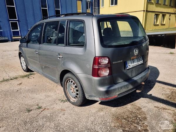 Grey Volkswagen Touran 2006 in Jonava, with an engine capacity of 1.90 L and mileage of 387 thousand km for 850 €, photo 6 on AUTOMOTO.COM.LV