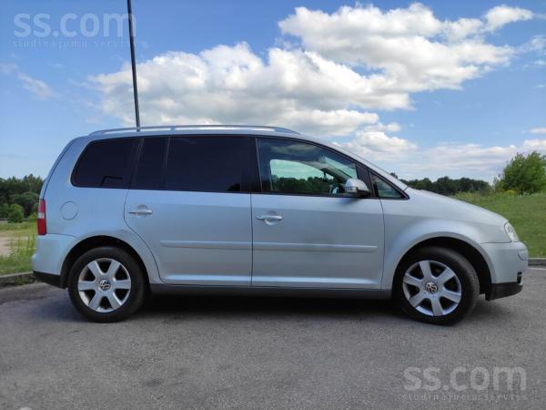 Grey Volkswagen Touran 2006 in Rezekne, with an engine capacity of 2.00 L and mileage of 292 thousand km for 2350 €, photo 4 on AUTOMOTO.COM.LV