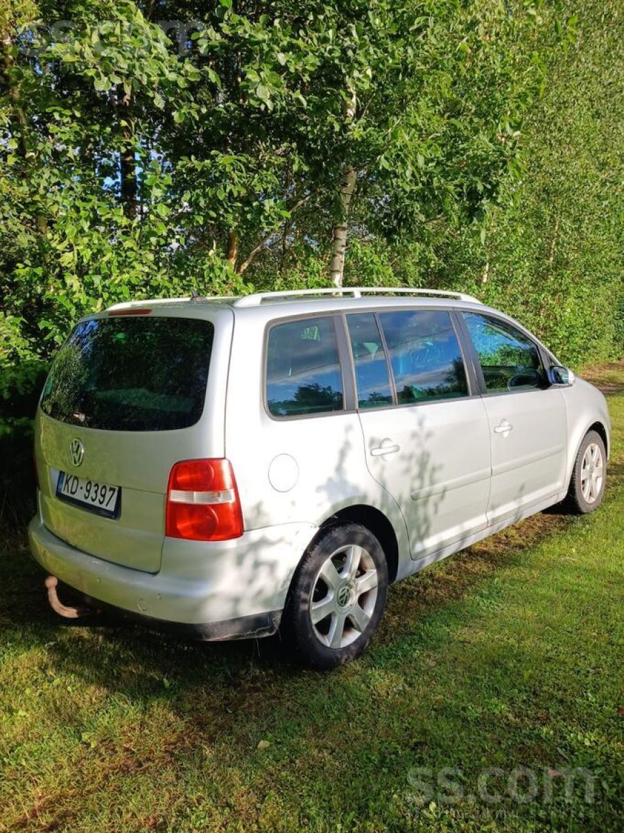 Pelēks Volkswagen Touran 2006 Jēkabpils, ar dzinēja tilpumu 2.00 L un nobraukumu 311 tūkst. km par 1800 €, foto 3 vietnē AUTOMOTO.COM.LV