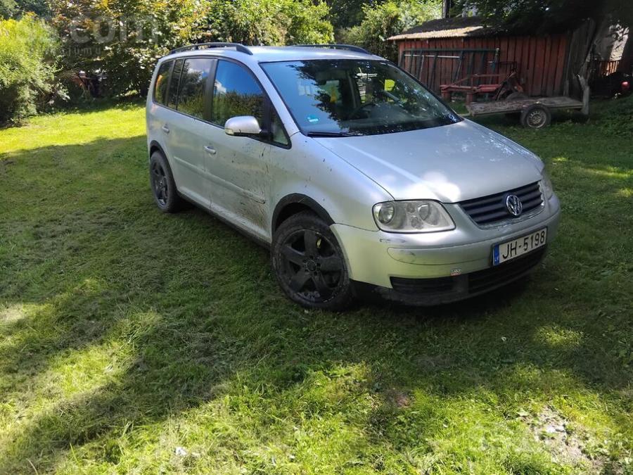 Grey Volkswagen Touran 2006 in Aizkraukle, with an engine capacity of 2.00 L and mileage of 397 thousand km for 1100 €, photo 3 on AUTOMOTO.COM.LV