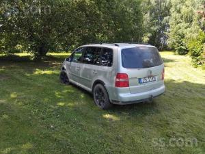 Grey Volkswagen Touran 2006 in Aizkraukle, with an engine capacity of 2.00 L and mileage of 397 thousand km for 1100 €, photo 4 on AUTOMOTO.COM.LV