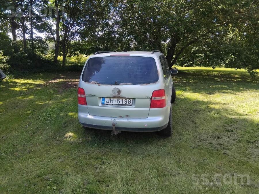 Grey Volkswagen Touran 2006 in Aizkraukle, with an engine capacity of 2.00 L and mileage of 397 thousand km for 1100 €, photo 5 on AUTOMOTO.COM.LV