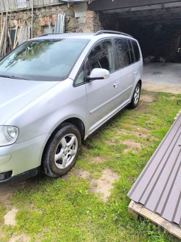 Grey Volkswagen Touran 2006 in Saldus, with an engine capacity of 2.00 L and mileage of 276 thousand km for 1300 €, photo 2 on AUTOMOTO.COM.LV