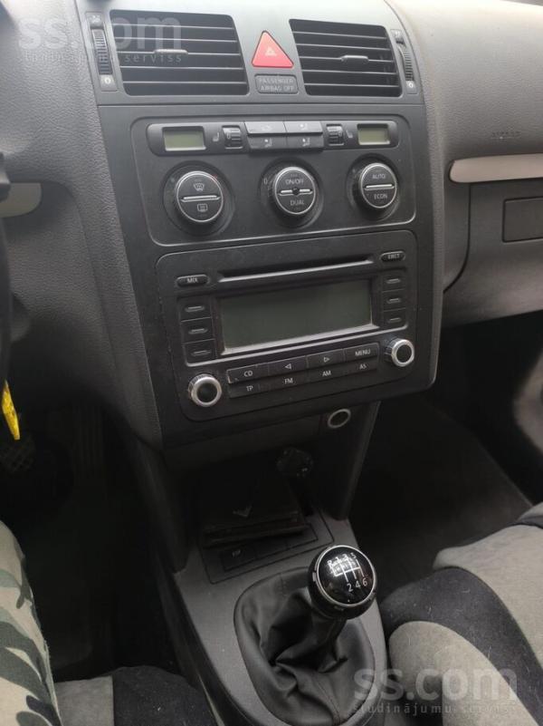 Grey Volkswagen Touran 2006 in Saldus, with an engine capacity of 2.00 L and mileage of 276 thousand km for 1300 €, photo 6 on AUTOMOTO.COM.LV