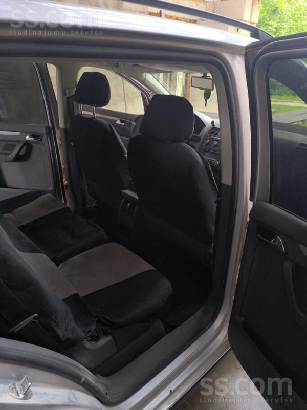 Grey Volkswagen Touran 2006 in Saldus, with an engine capacity of 2.00 L and mileage of 276 thousand km for 1300 €, photo 8 on AUTOMOTO.COM.LV